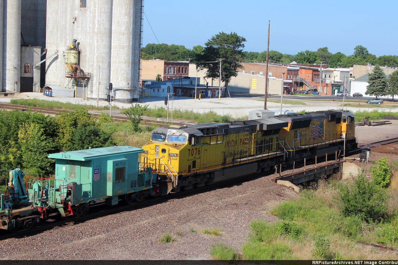 UP 3915 7076 with MP 7513